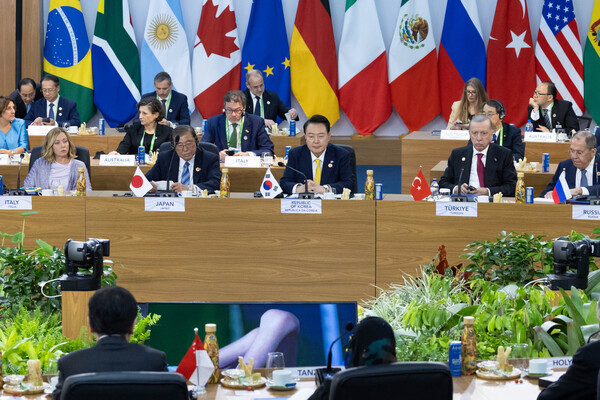 ILO와 OECD에게 주목 받는 국제 망신 '한국 정치'